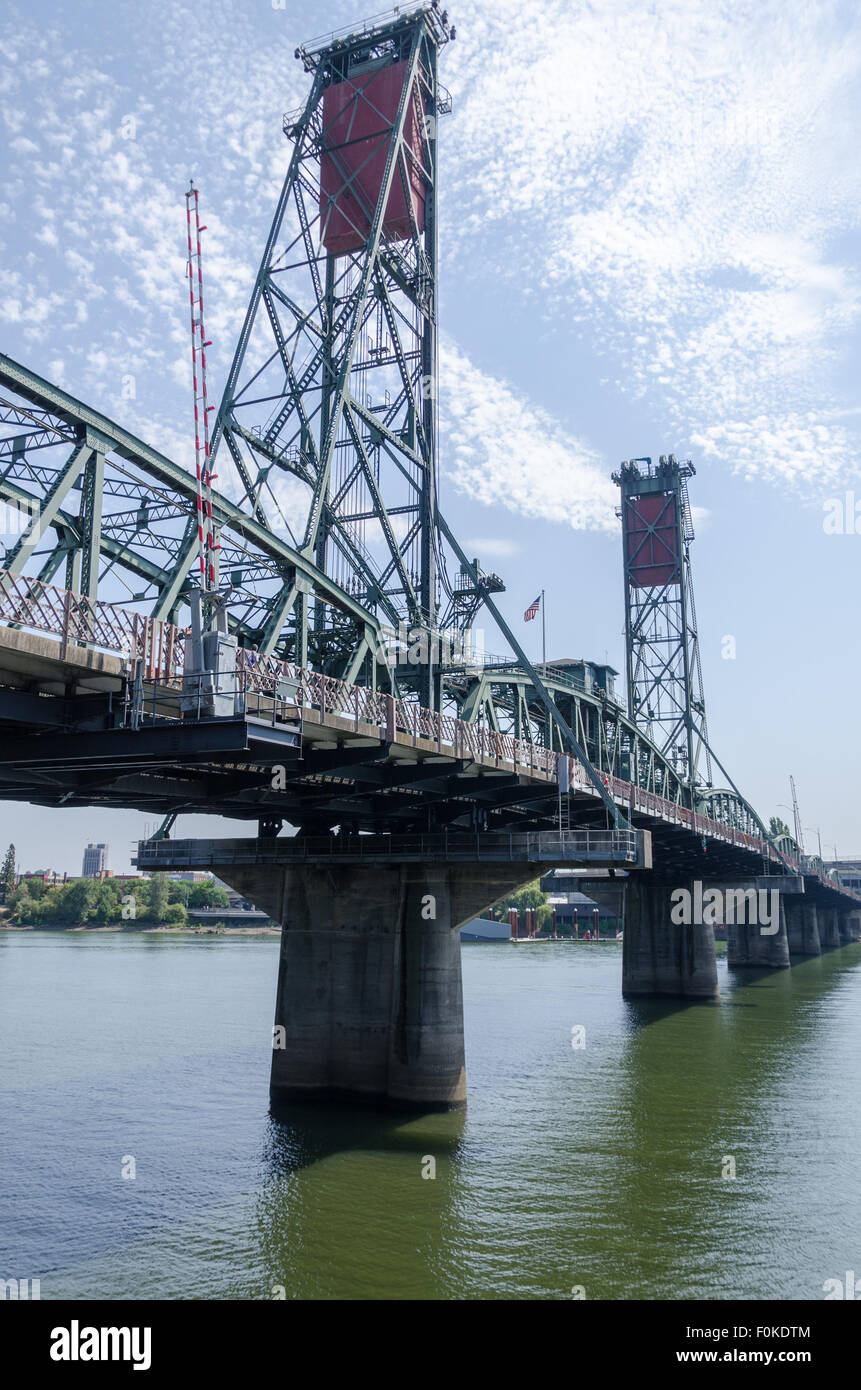 Hawthorne Bridge, constructed in 1910. The oldest operating vertical ...