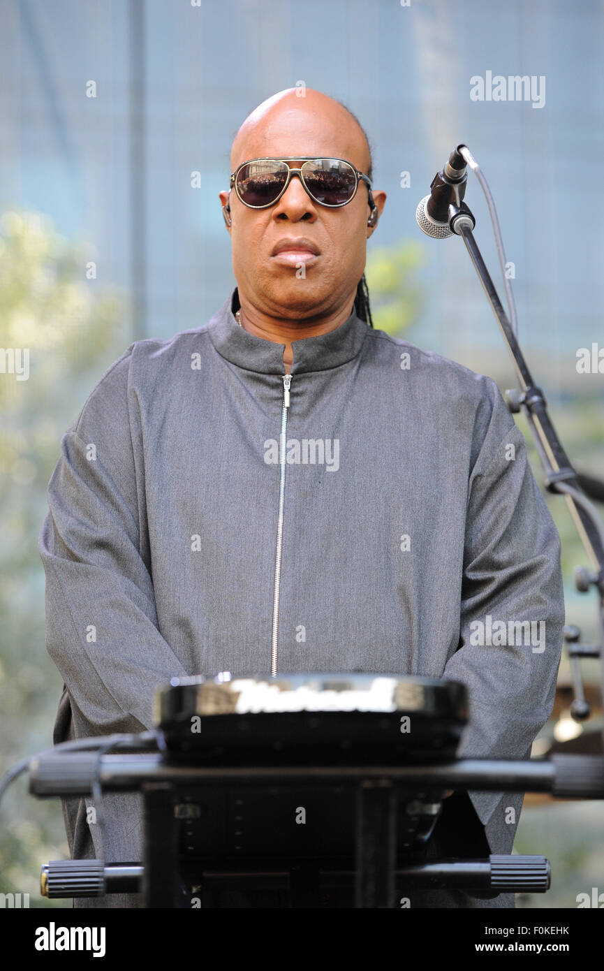 Singer and songwriter stevie wonder hi-res stock photography and images ...