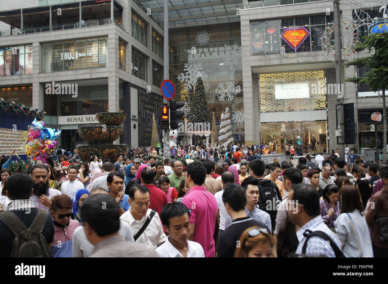 pedestrians crossing crowded road at Bukit Bintang, Kuala Lumpur Stock ...