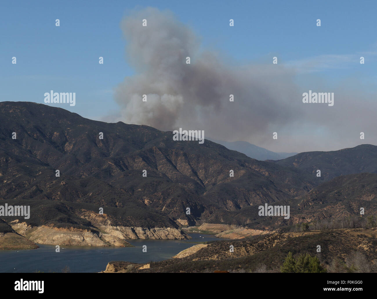 Angeles National Forest. 16th Aug, 2015. A huge column of thick smoke ...