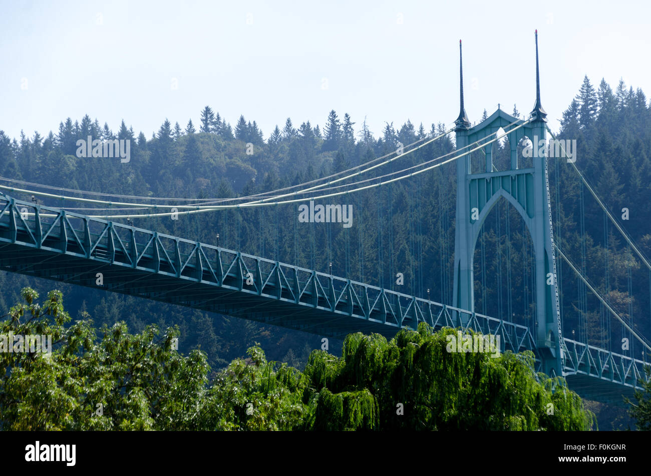 St. Johns Bridge over the Willamette River, Portland, Oregon, USA Stock ...