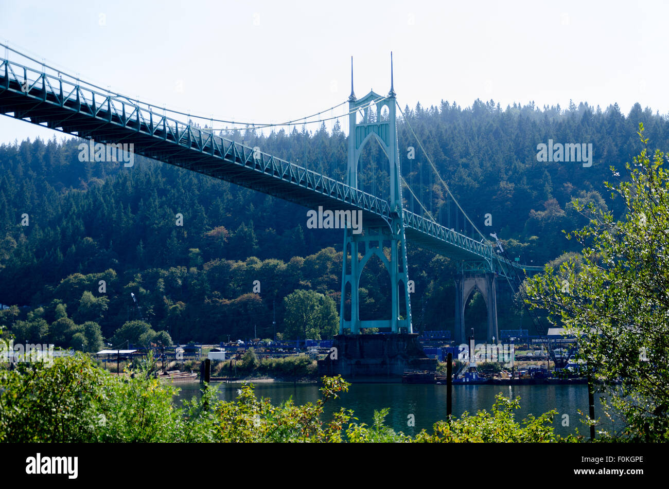 St. Johns Bridge over the Willamette River, Portland, Oregon, USA Stock ...