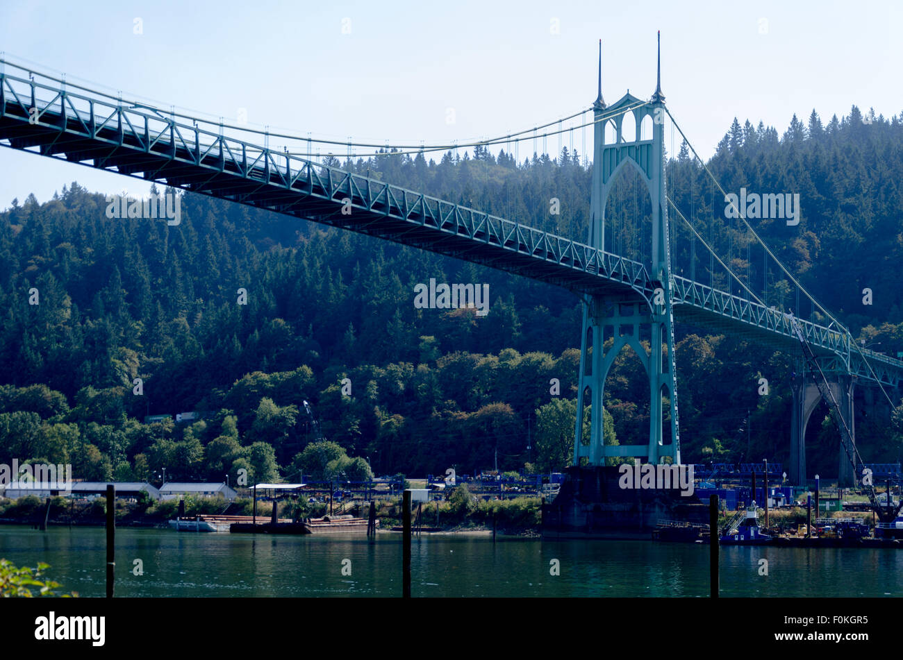St. Johns Bridge over the Willamette River, Portland, Oregon, USA Stock ...