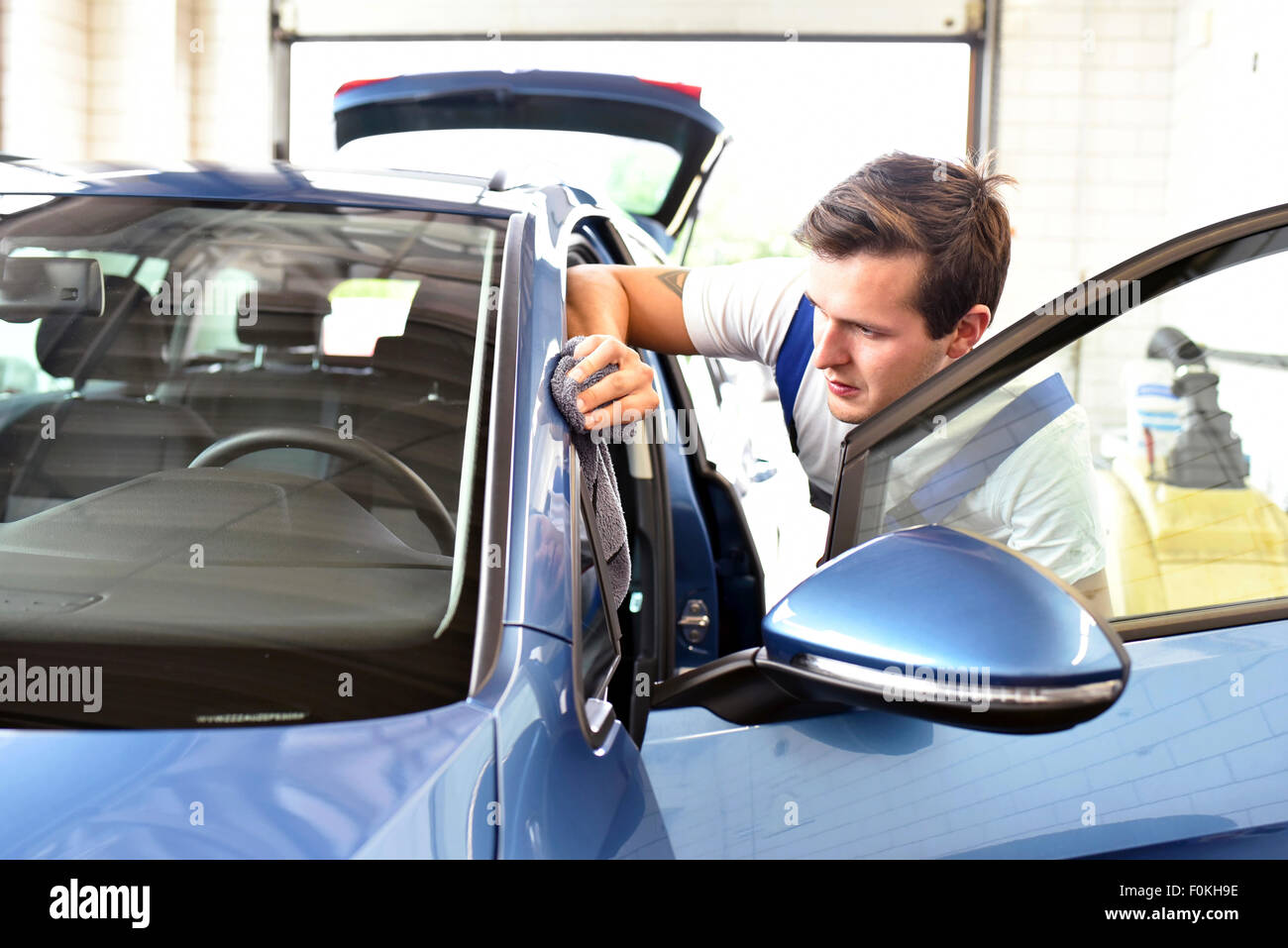 Man polishing car Stock Photo - Alamy