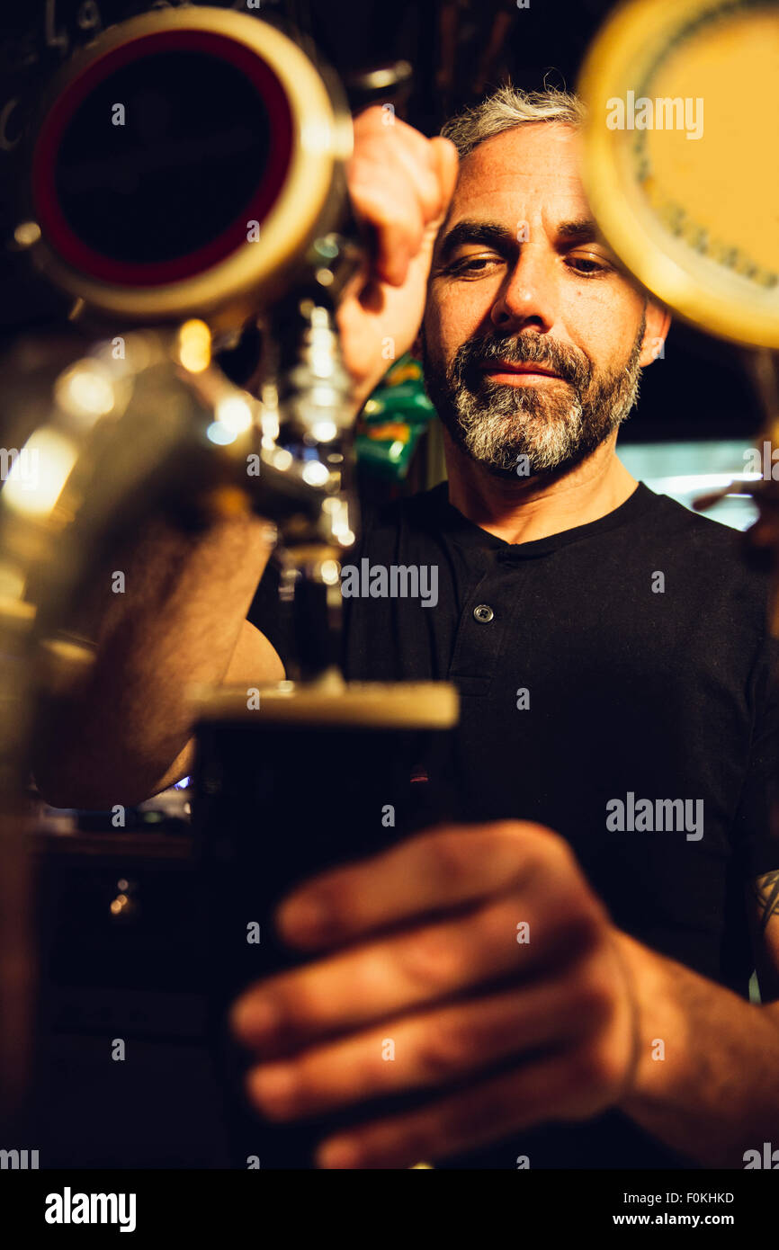 Man tapping head hi-res stock photography and images - Alamy