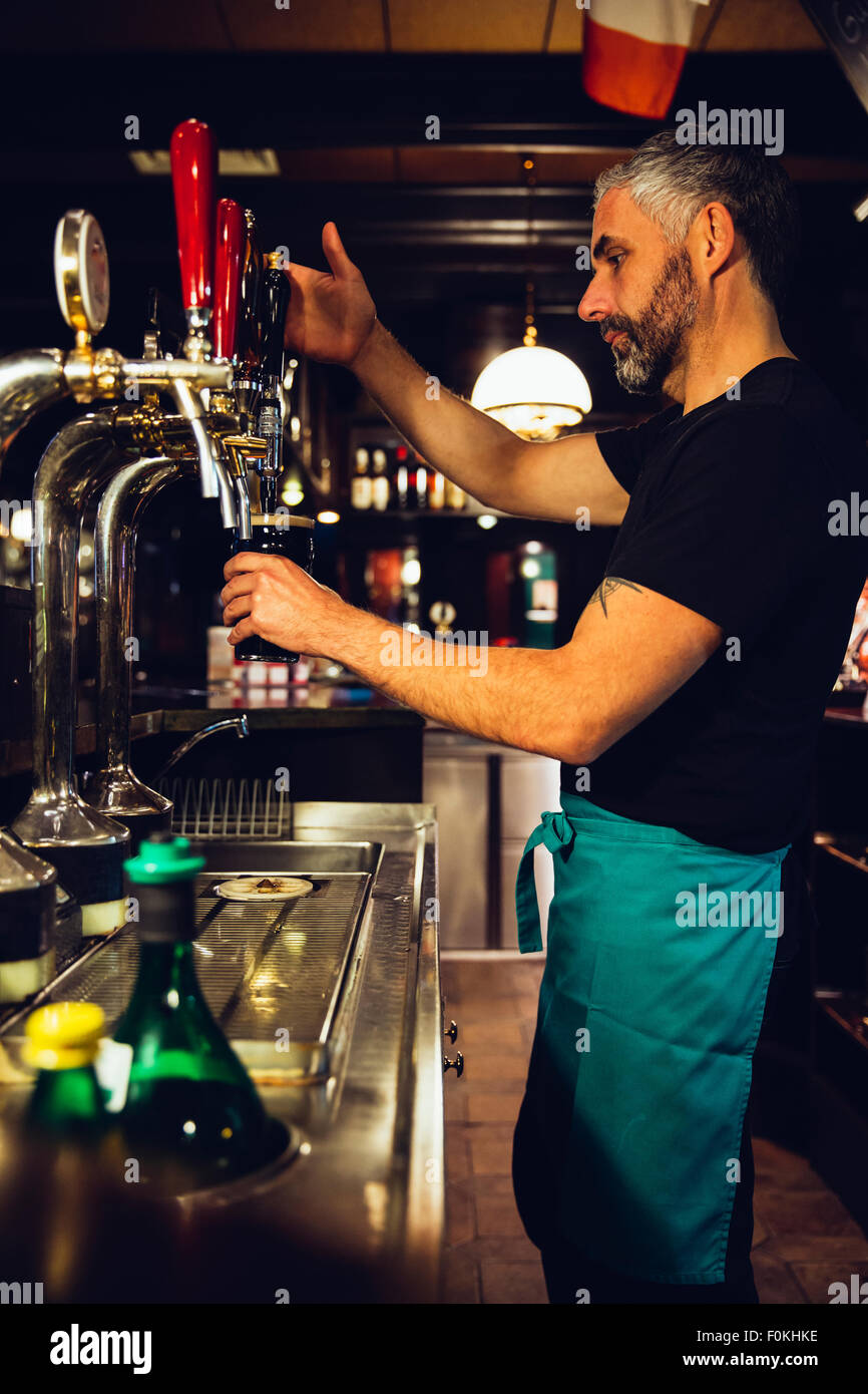 Man tapping beer in an Irish pub Stock Photo - Alamy