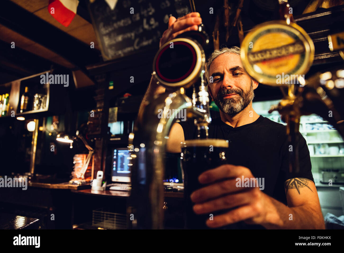Man tapping beer in an Irish pub Stock Photo - Alamy