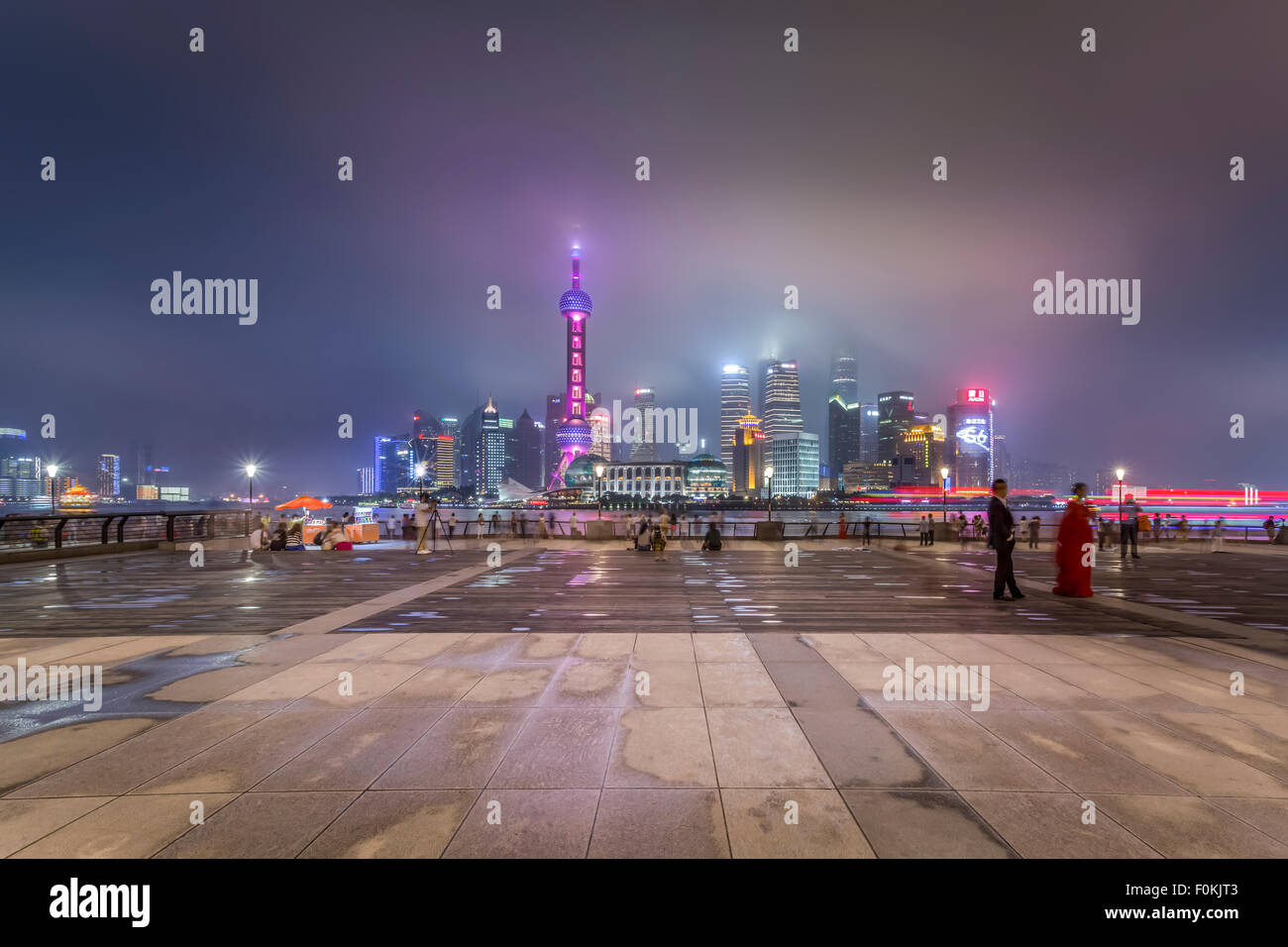 View of the bund promenade and the pudong financial district hi-res ...