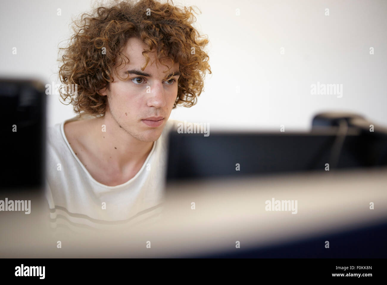 Man looking computer screen hi-res stock photography and images - Alamy