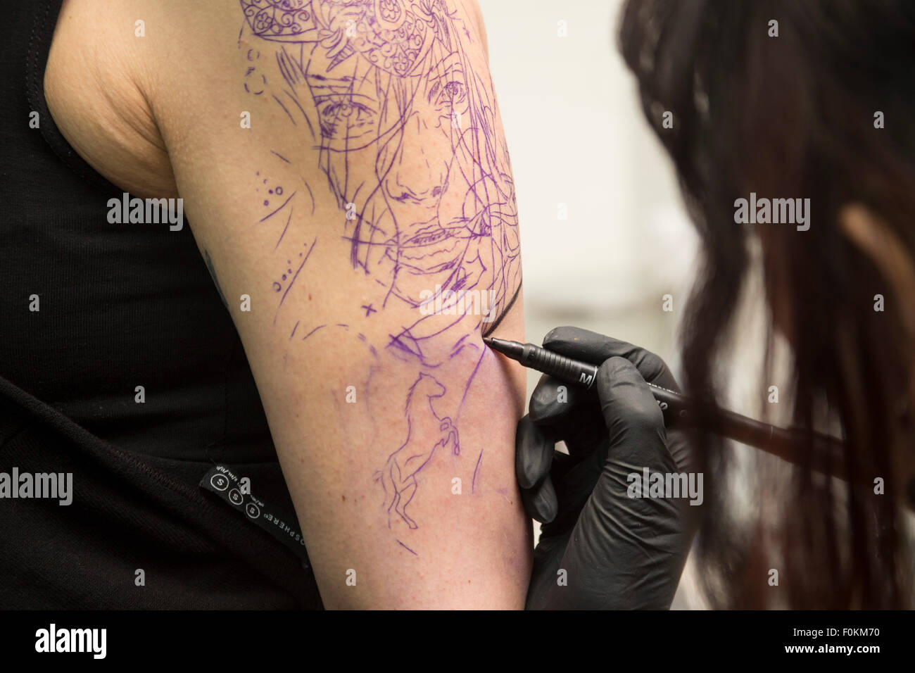 Tattoo artist at work Stock Photo - Alamy