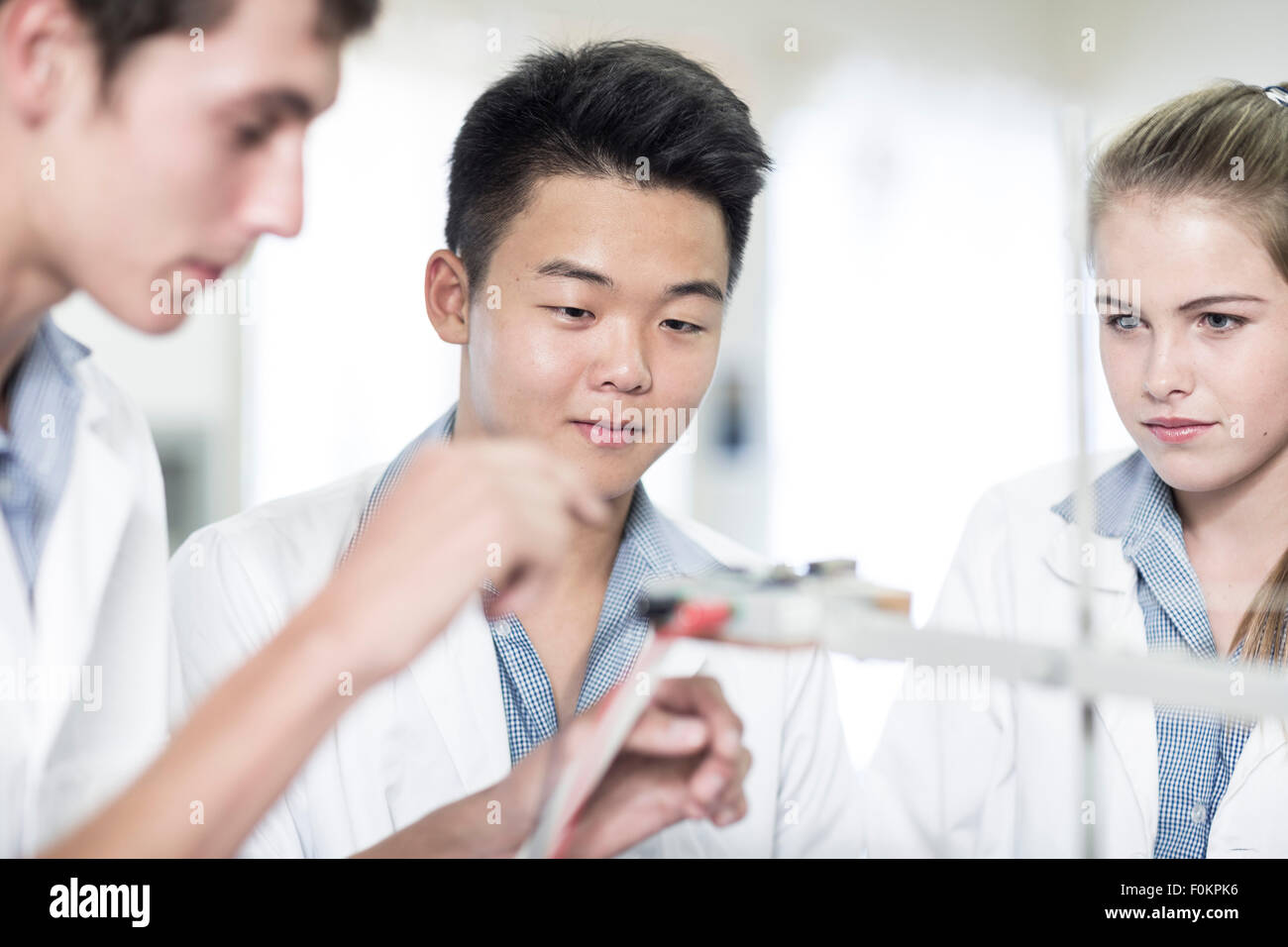 Students in physics class working together Stock Photo - Alamy