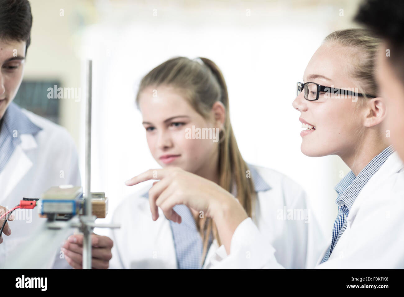 Students in physics class working together Stock Photo - Alamy