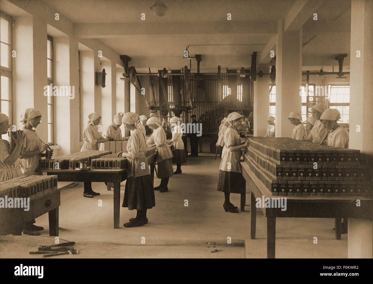 Historical 1920s female factory workers hi-res stock photography and ...