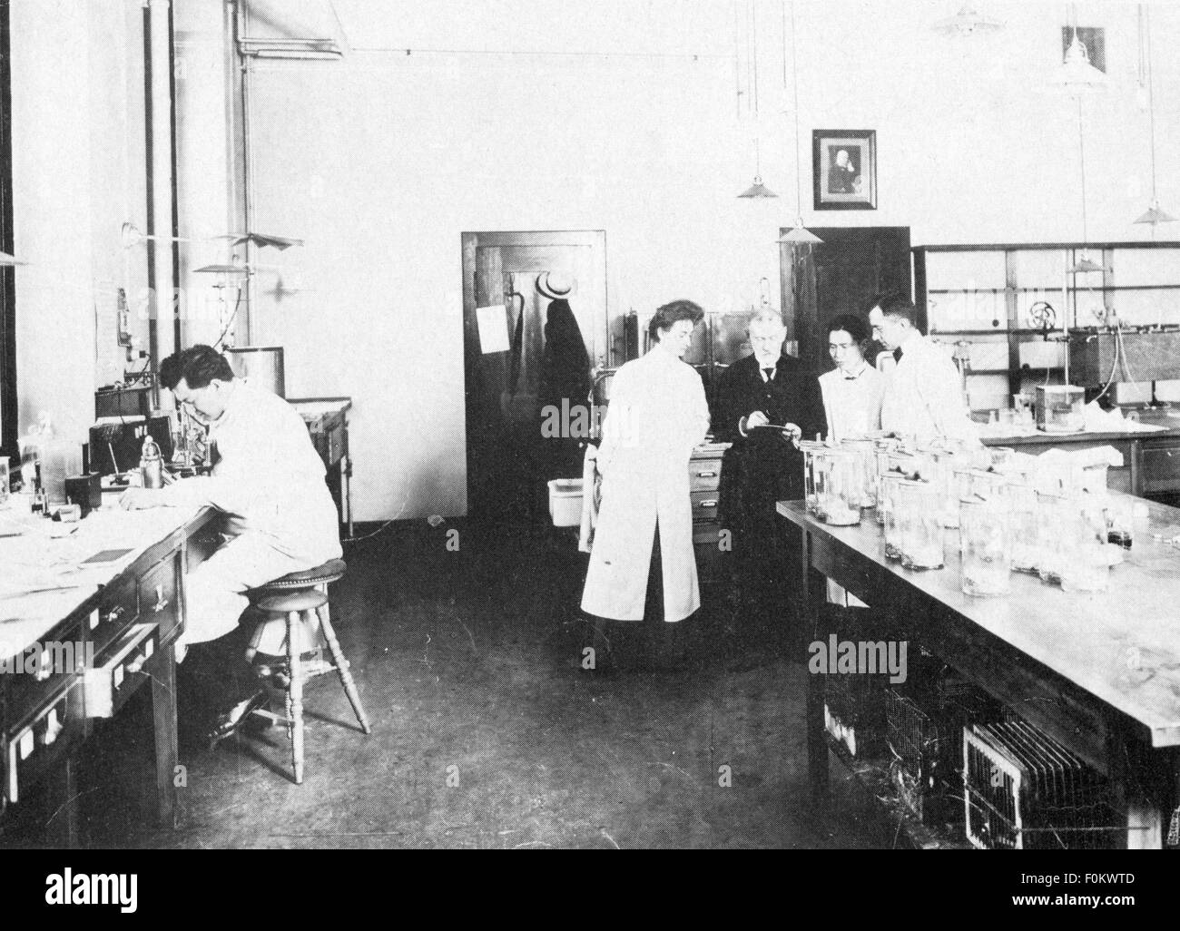 Female doctors 1900s hi-res stock photography and images - Alamy