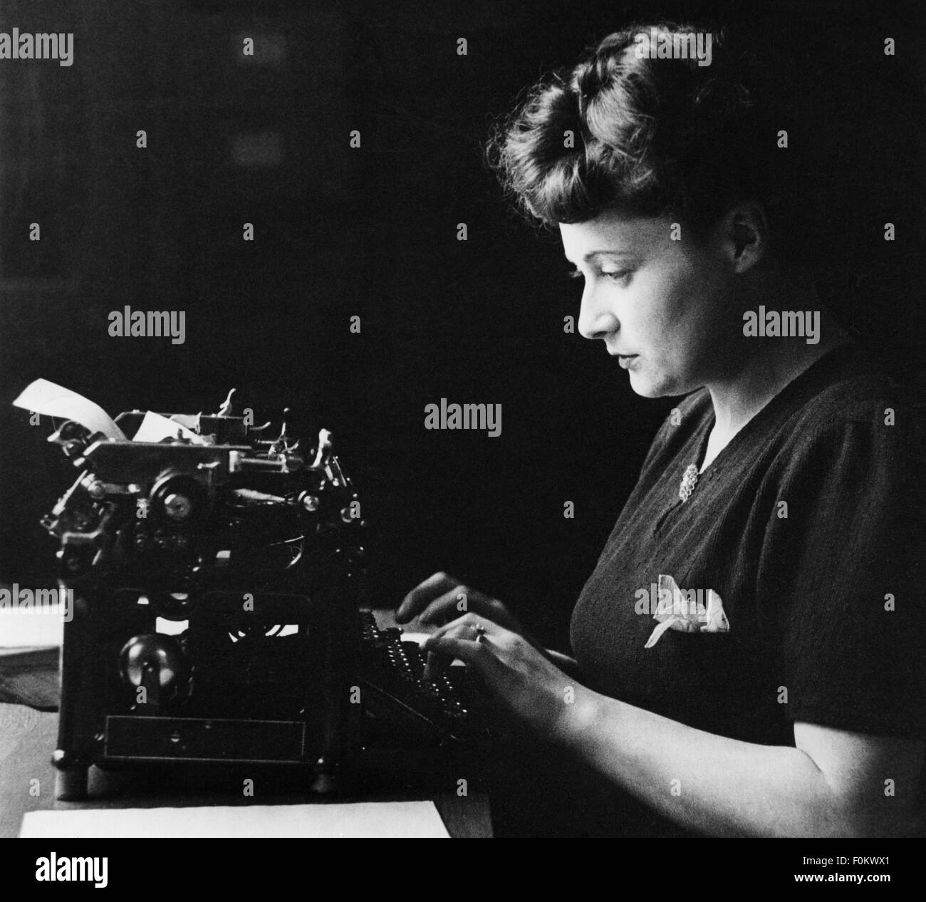 Typewriter 1950s hi-res stock photography and images - Alamy