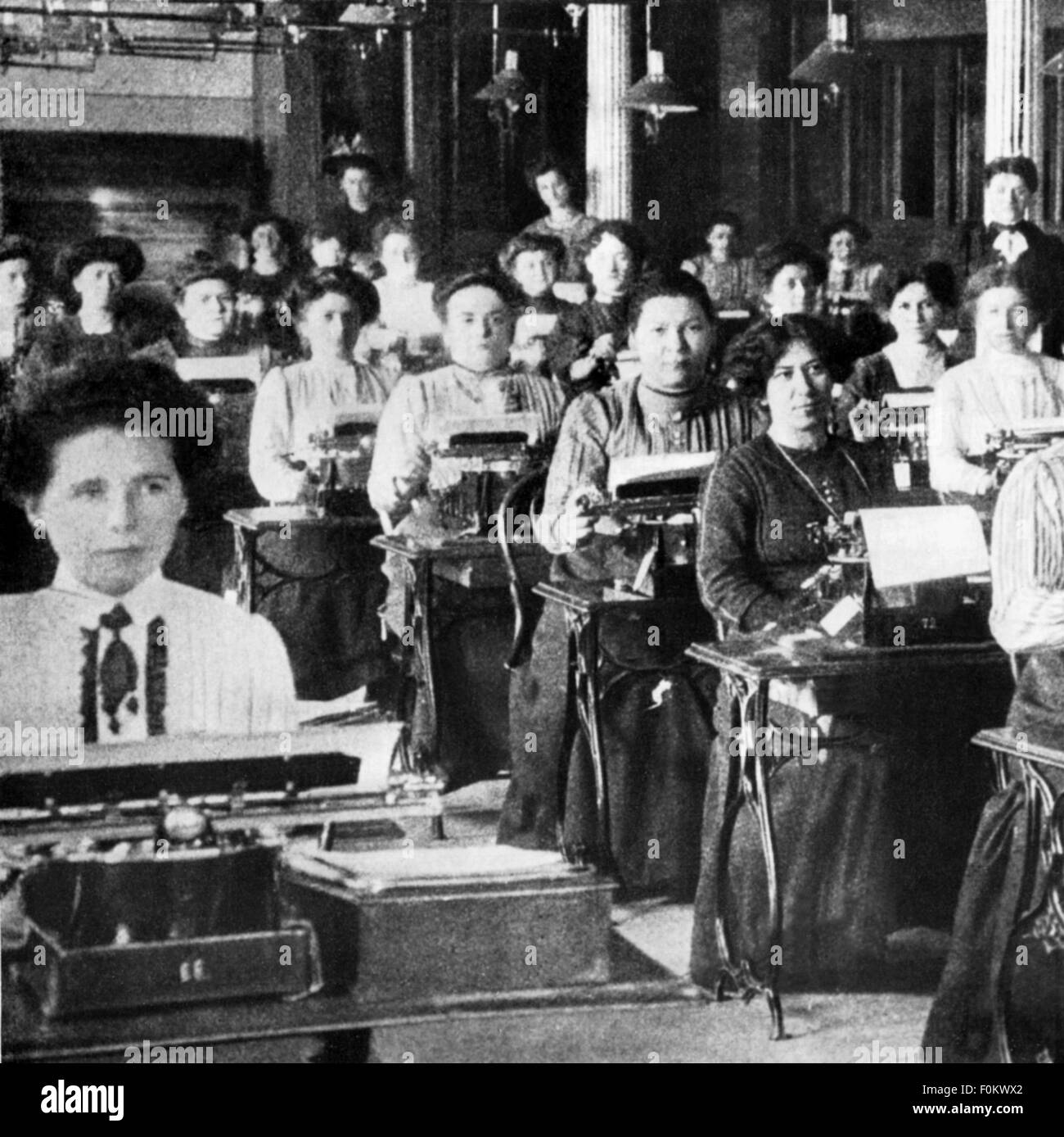 office, writing hall, secretaries with typewriter at the "Stuttgarter ...