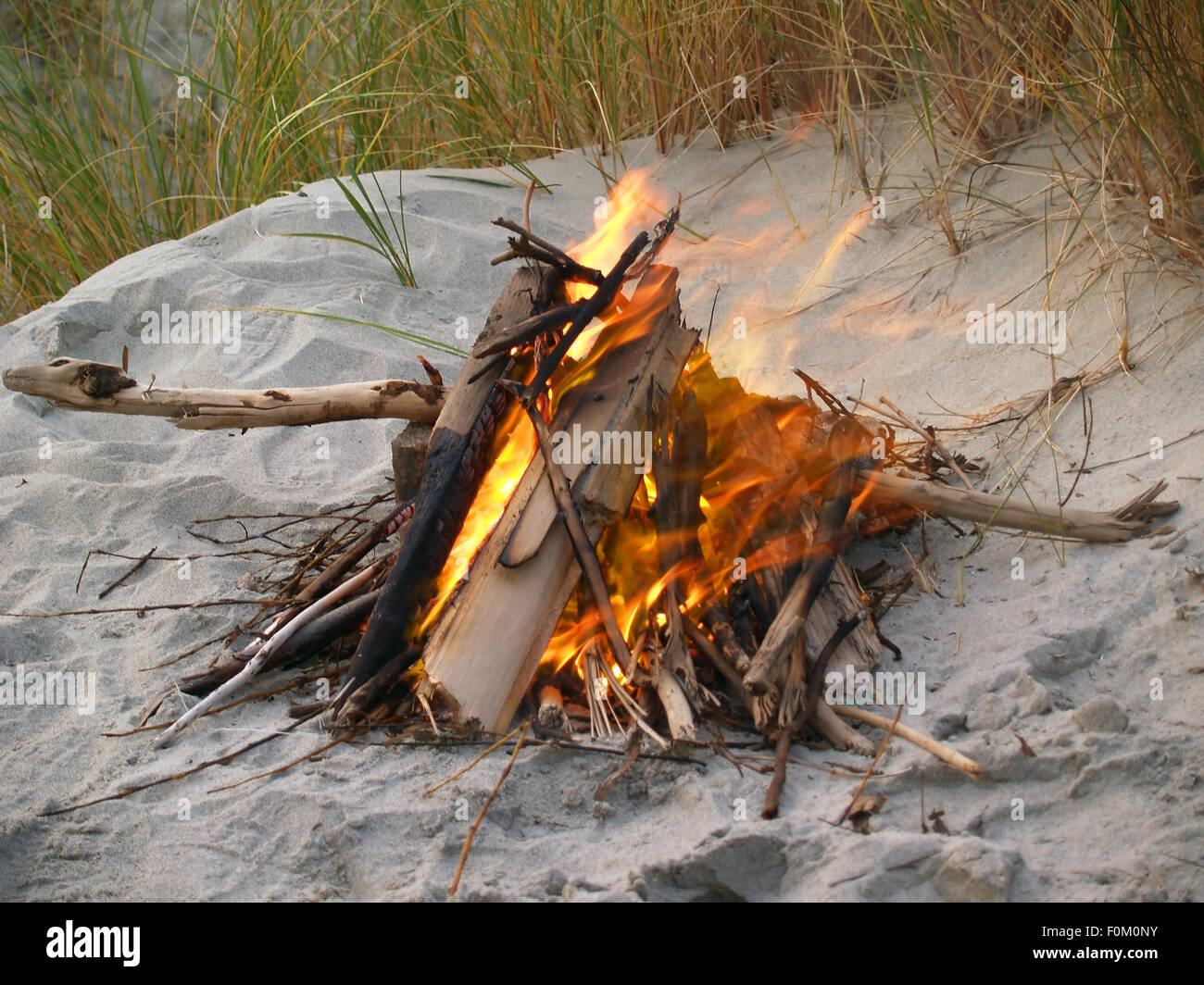 Bonfire on sandy sea beach hi-res stock photography and images - Alamy