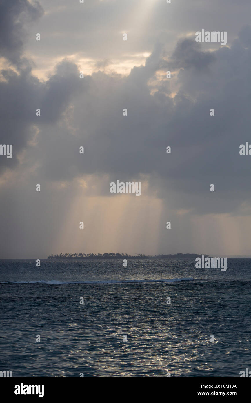 Dramatic sunset on a remote paradisiac island in San Blas Islands ...