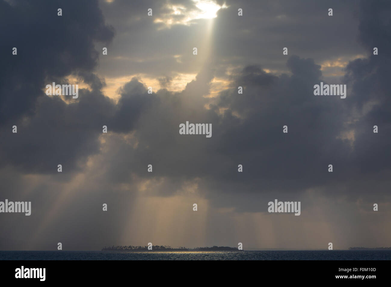 Dramatic sunset on a remote paradisiac island in San Blas Islands ...