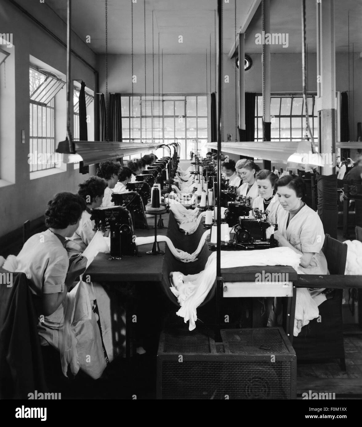 Women in the 1950's sewing hi-res stock photography and images - Alamy