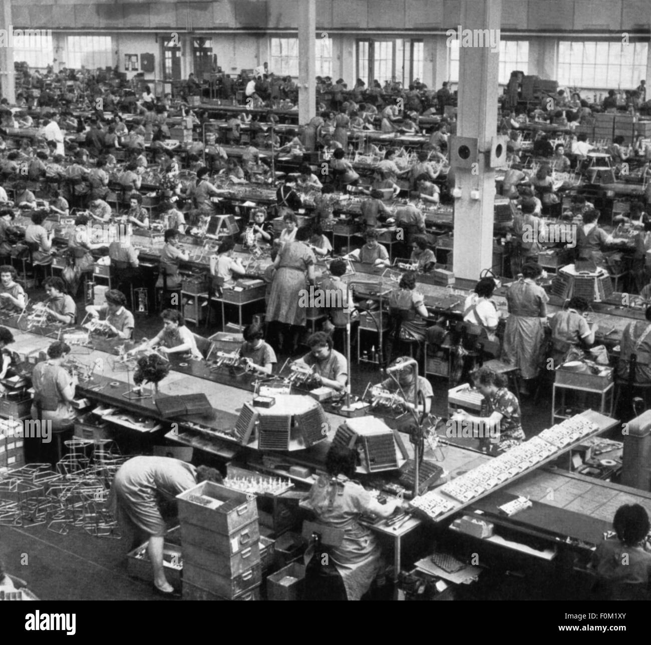1950s shop workers hi-res stock photography and images - Alamy