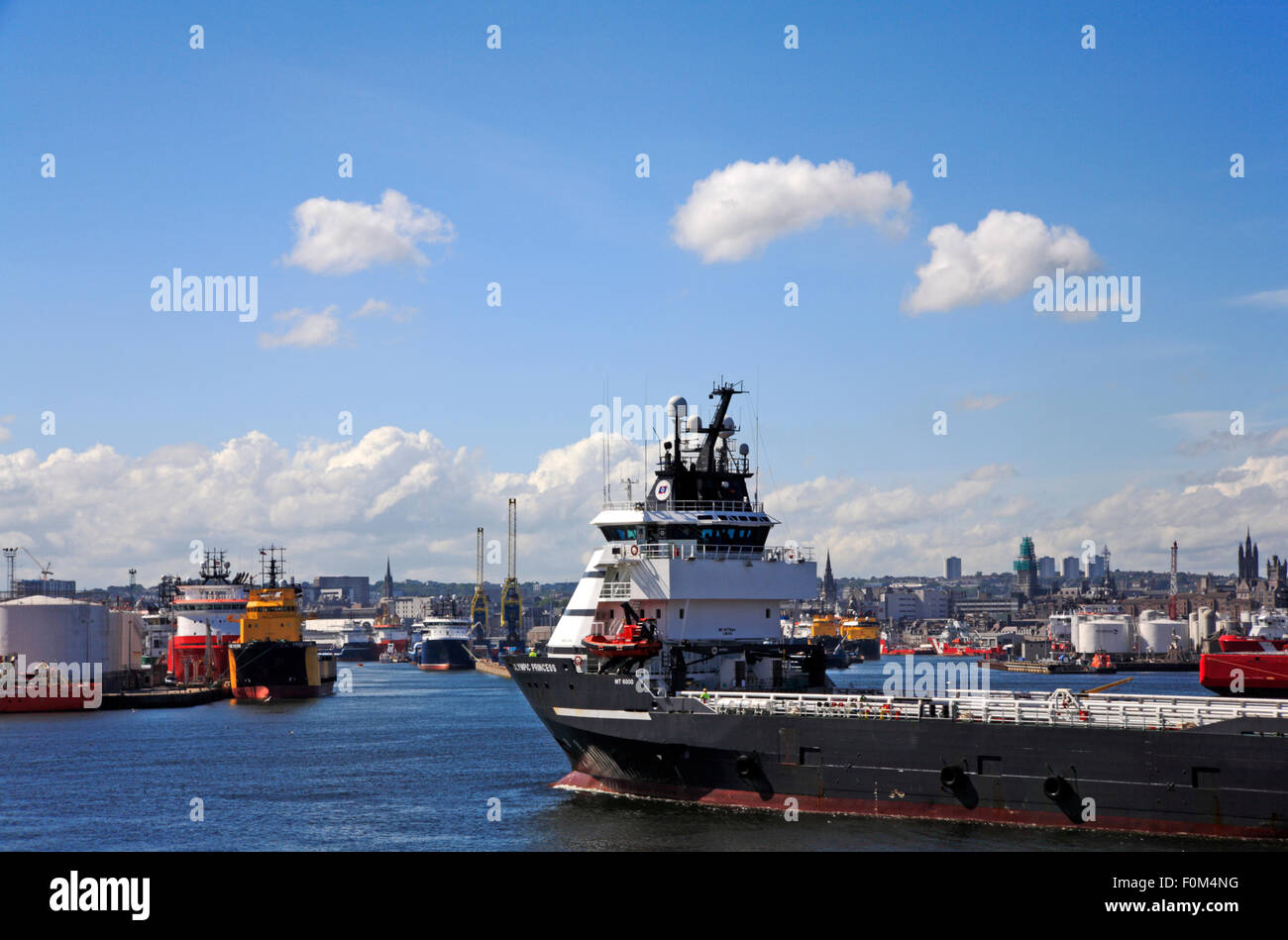 Oil rig supply boats hi-res stock photography and images - Alamy