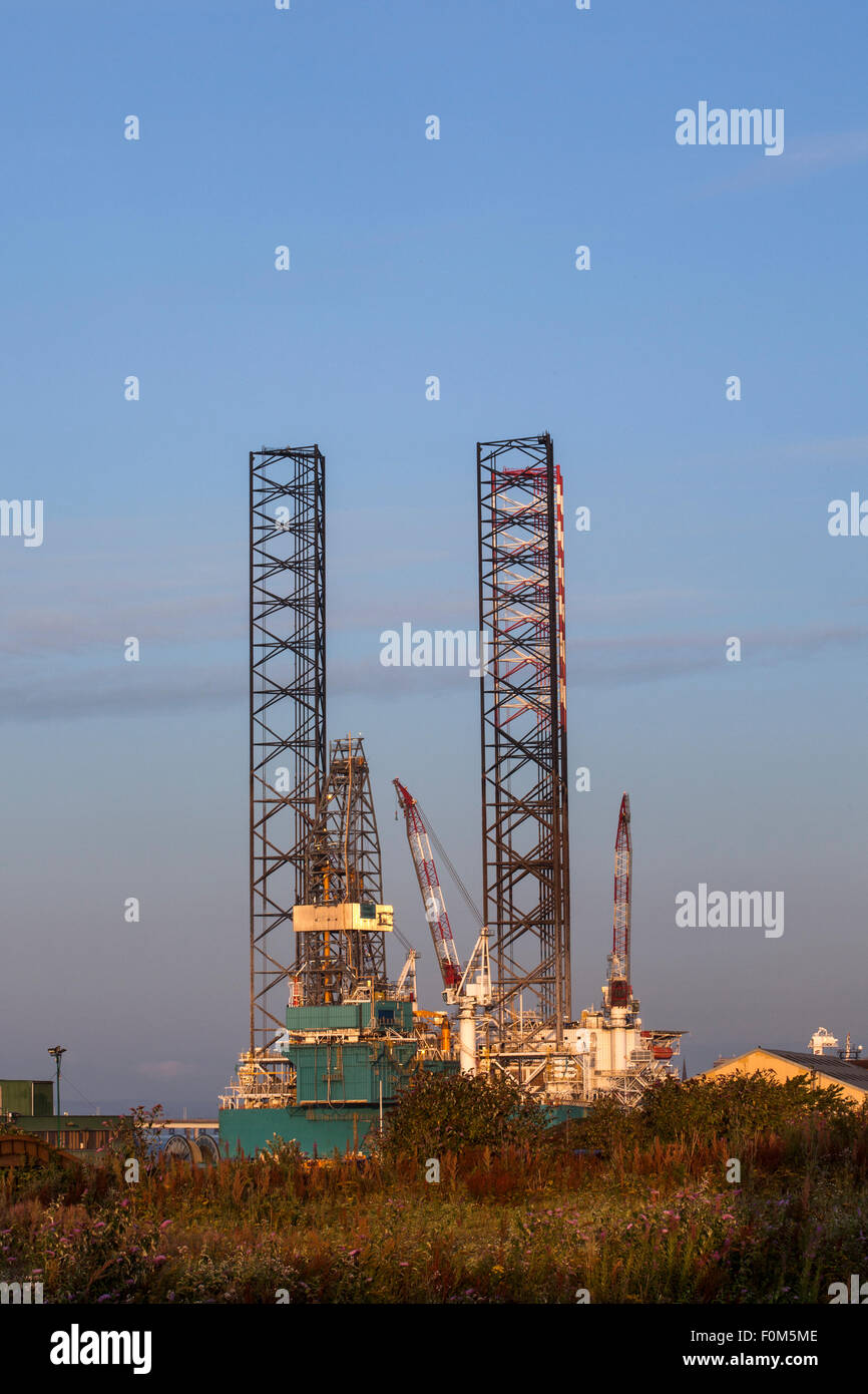 Dundee waterfront, Tayside, Scotland. Rowan Stavanger jack-up rig at ...