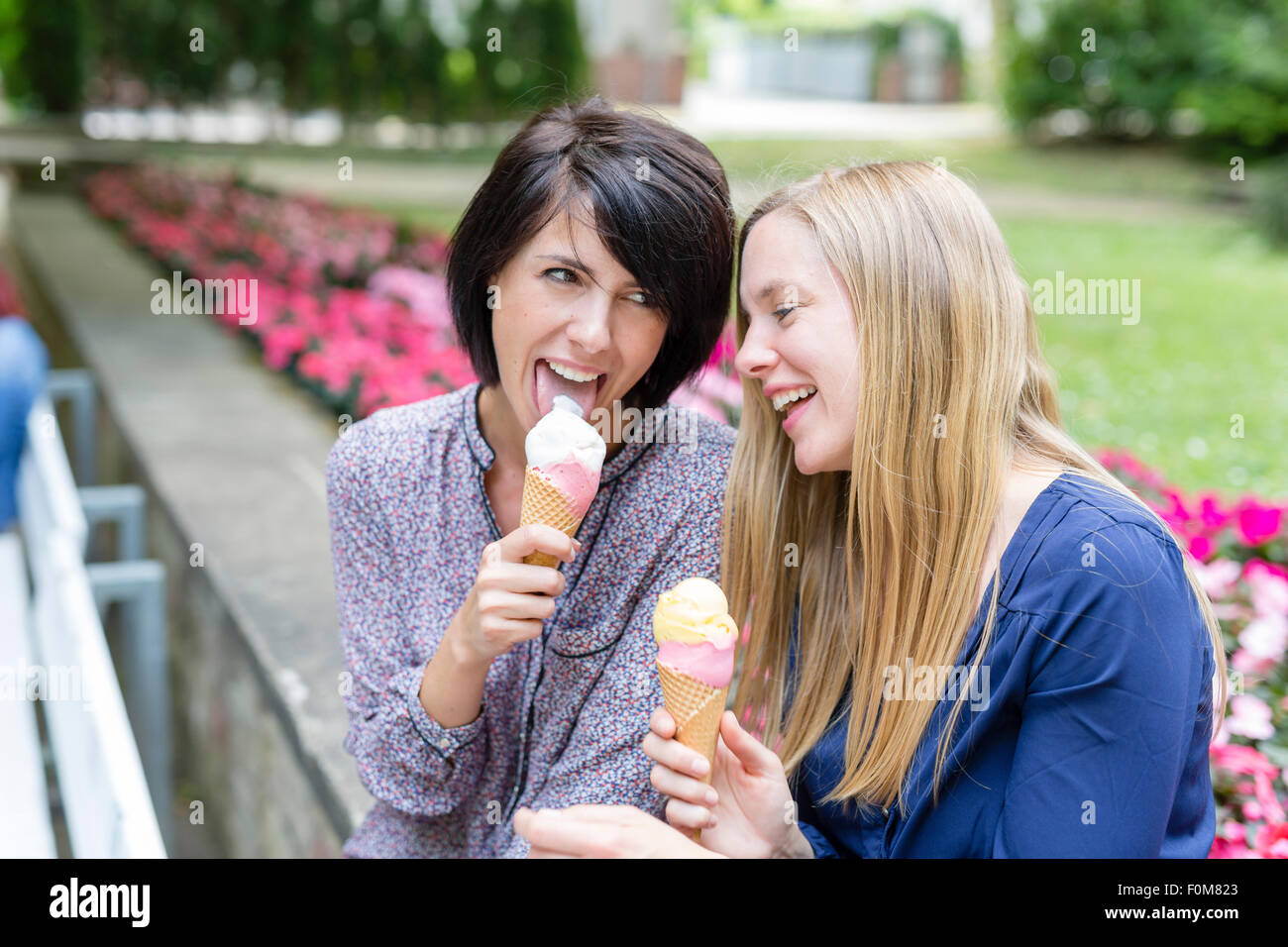 Friends holding ice cream cone hi-res stock photography and images - Alamy