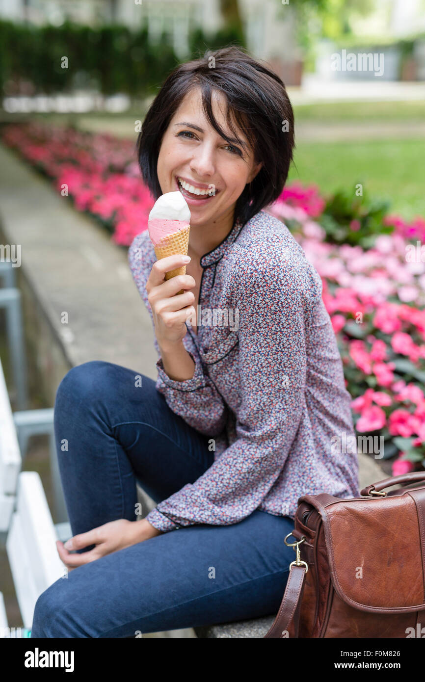 People sitting on bench eating hi-res stock photography and images - Alamy
