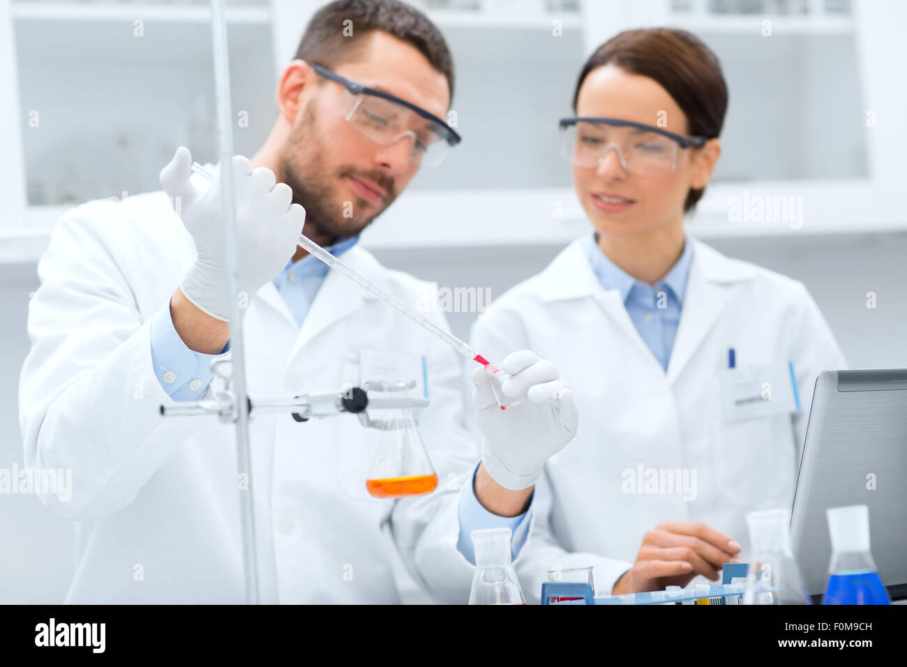 Scientists in research lab hi-res stock photography and images - Alamy