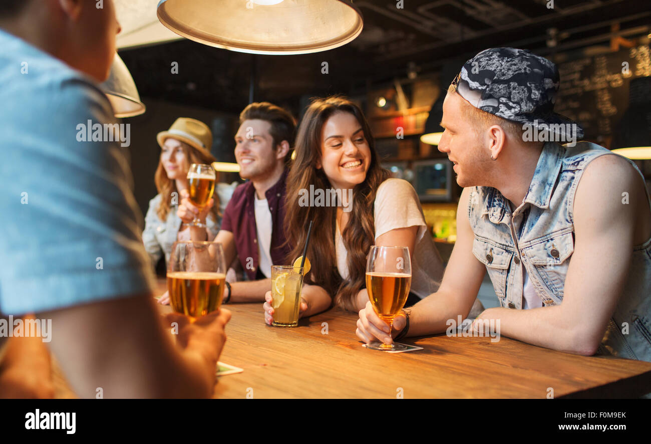 Group friends having drinks bar hi-res stock photography and images - Alamy