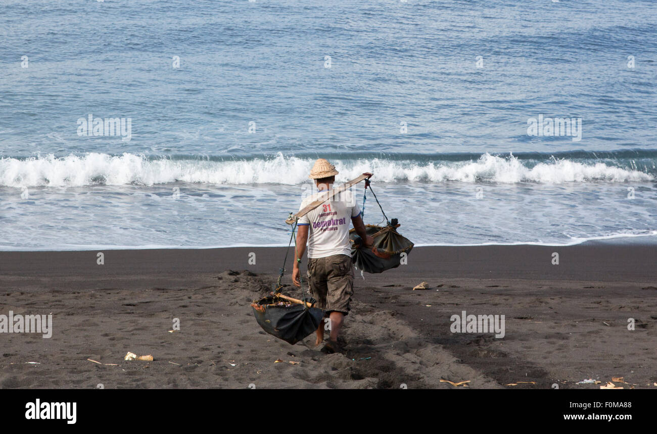 Traditional salt making in Kusamba Bali Stock Photo - Alamy