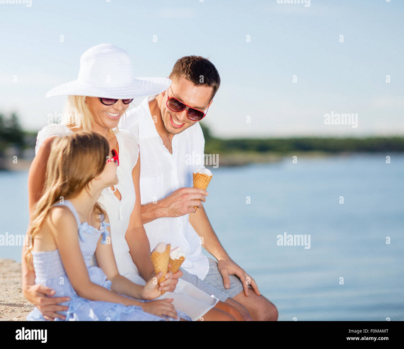Father daughter eating ice cream hi-res stock photography and images ...