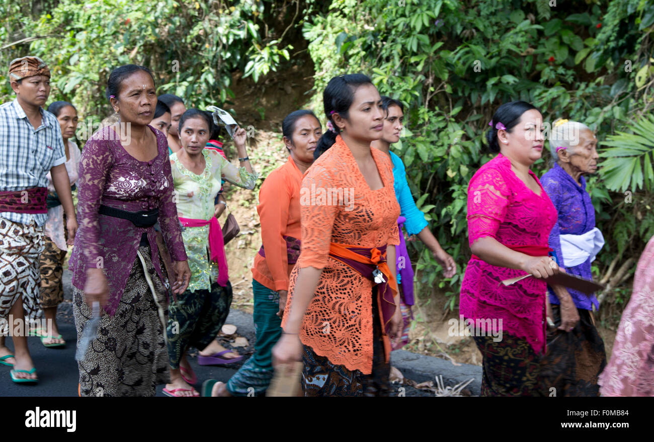 Balinese people walking to the temple Bali Stock Photo - Alamy