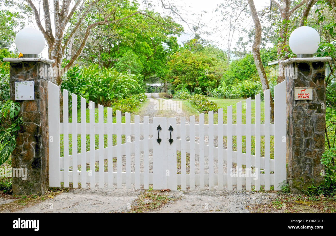 White entrance gate hi-res stock photography and images - Alamy