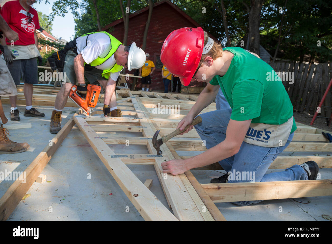 Teen volunteers help build house hi-res stock photography and images ...