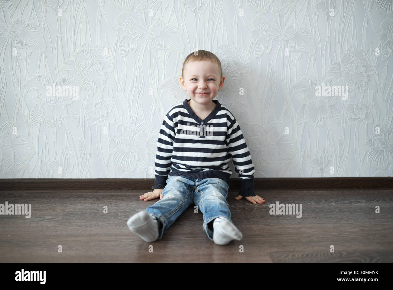 little boy sitting on the floor Stock Photo - Alamy