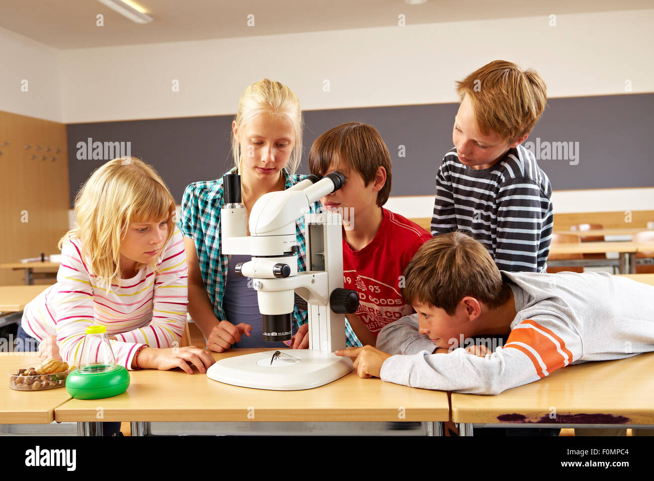 Team work classroom hi-res stock photography and images - Alamy