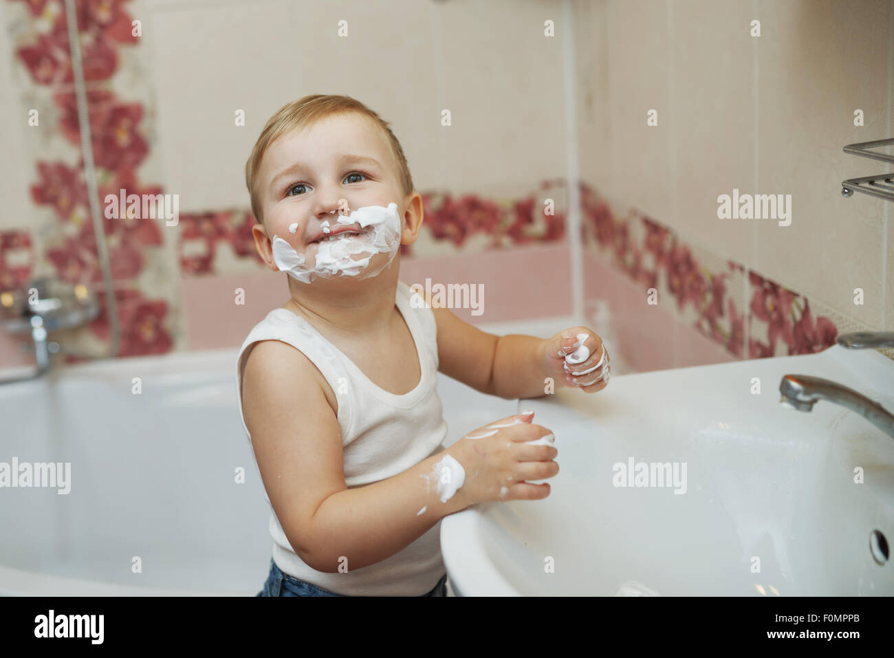 Child shaving face hi-res stock photography and images - Alamy
