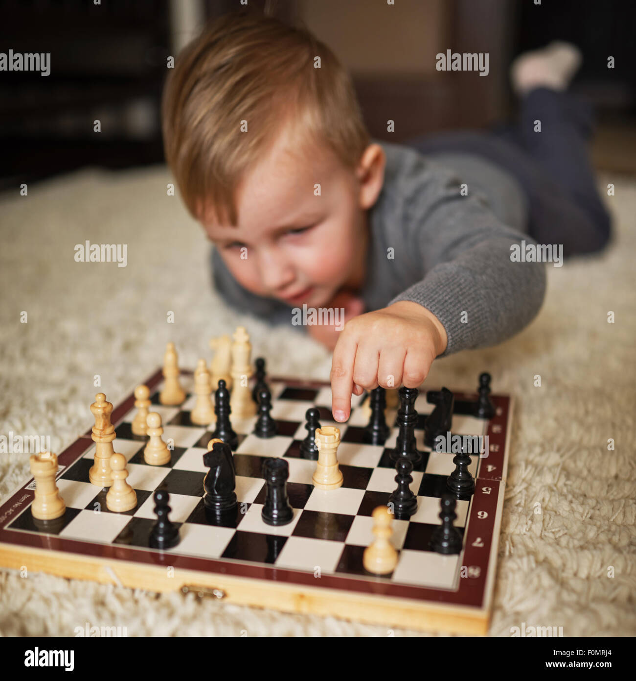 Kids playing chess tournament hi-res stock photography and images - Alamy