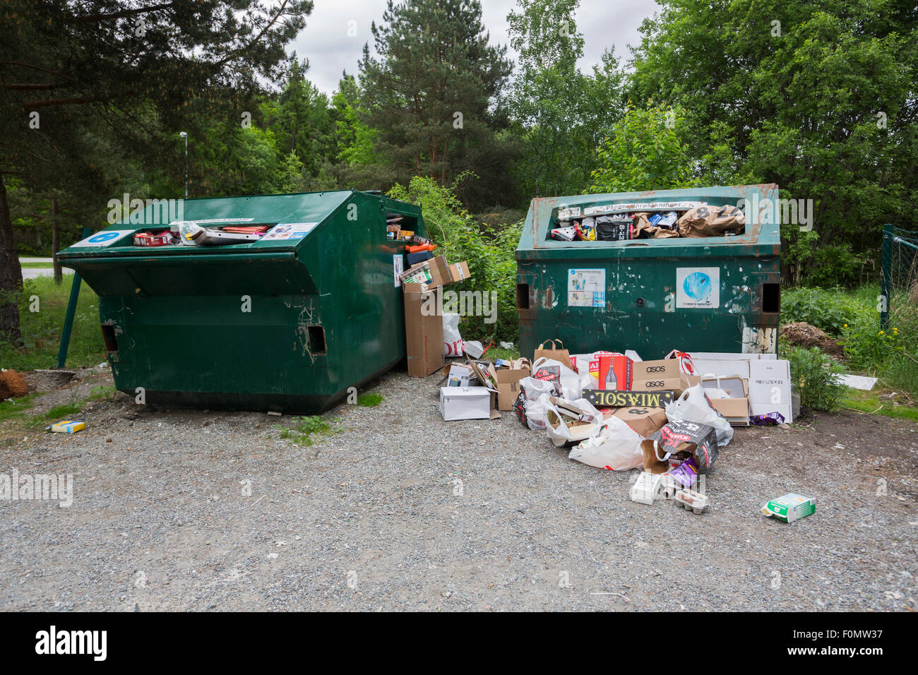 Garbage Containers Full, Overflowing Stock Photo - Alamy Garbage Containers Full, Overflowing Stock Photo - Alamy