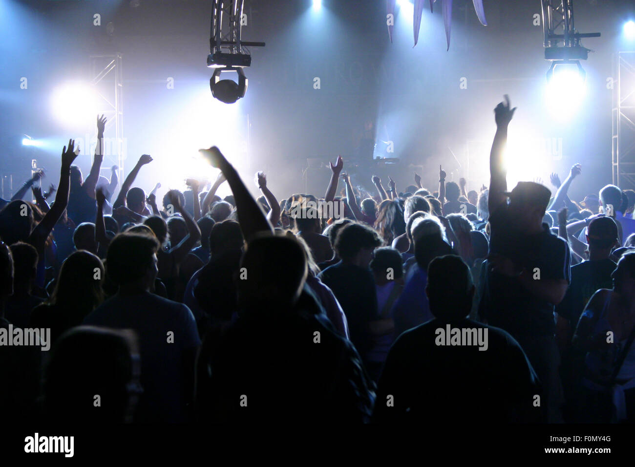 Music fans dancing rock concert hi-res stock photography and images - Alamy