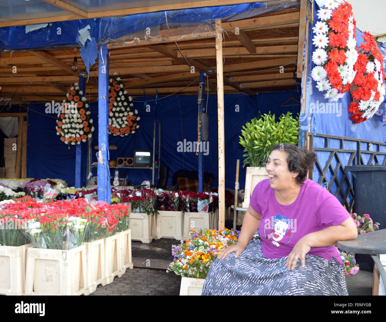 Flower seller at Bucharest flower market Stock Photo - Alamy