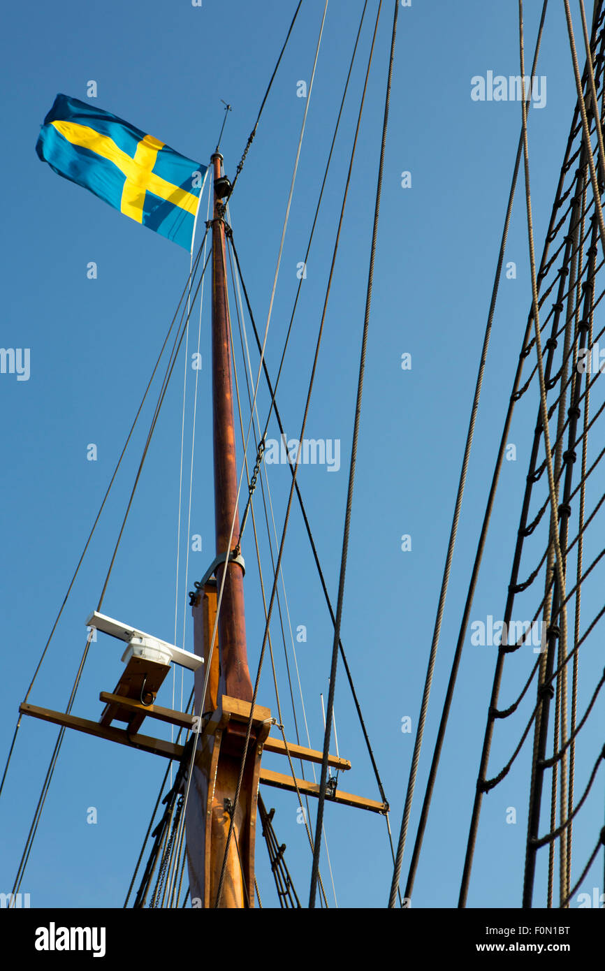 Ship mast flag hi-res stock photography and images - Alamy