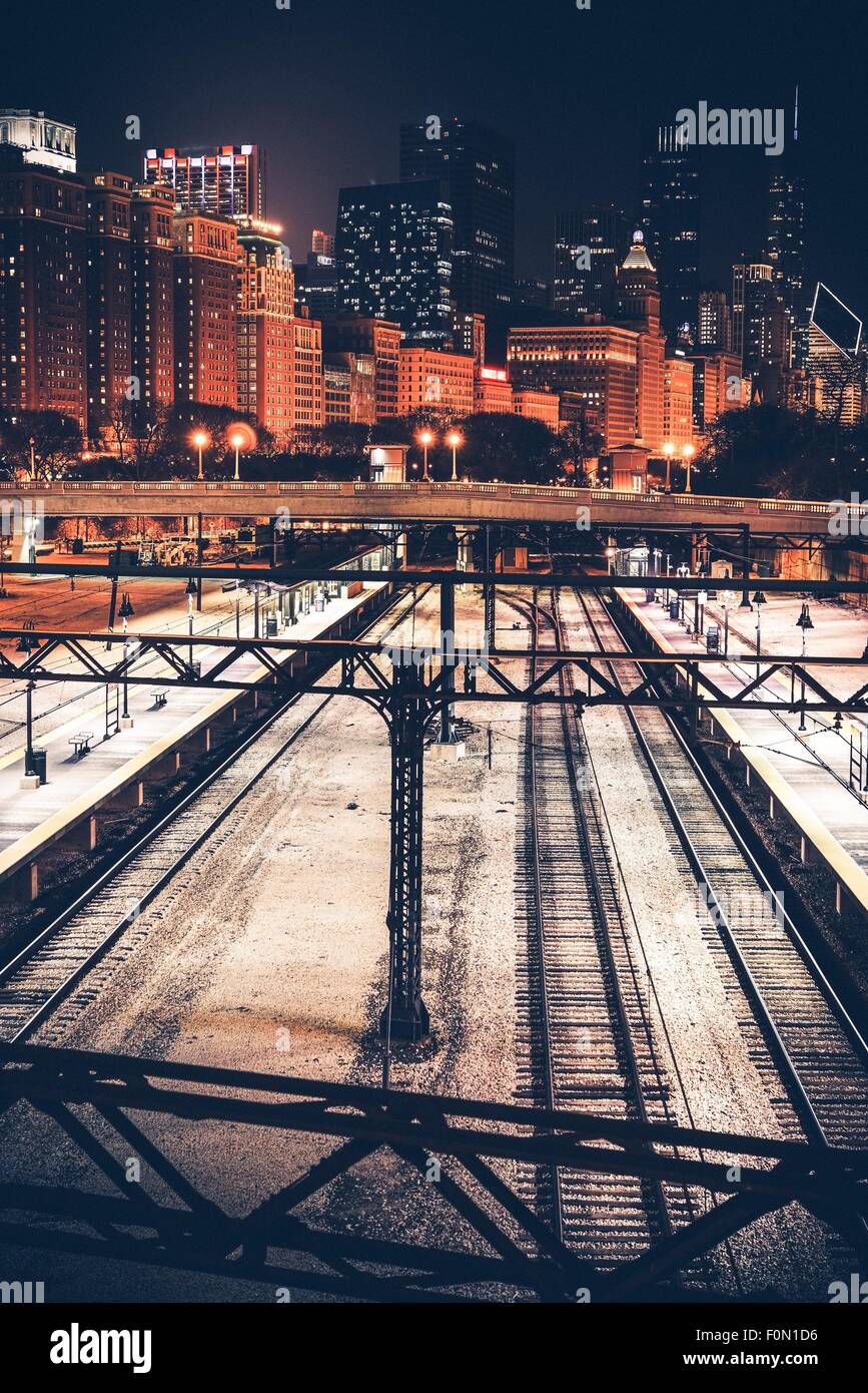 Chicago railroad at night hi-res stock photography and images - Alamy