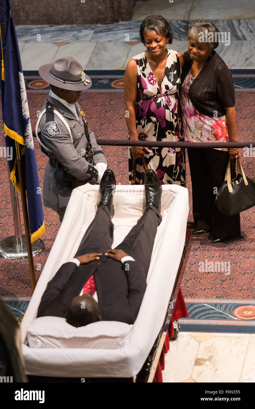 Mourners pause to view the body of slain State Senator Clementa ...