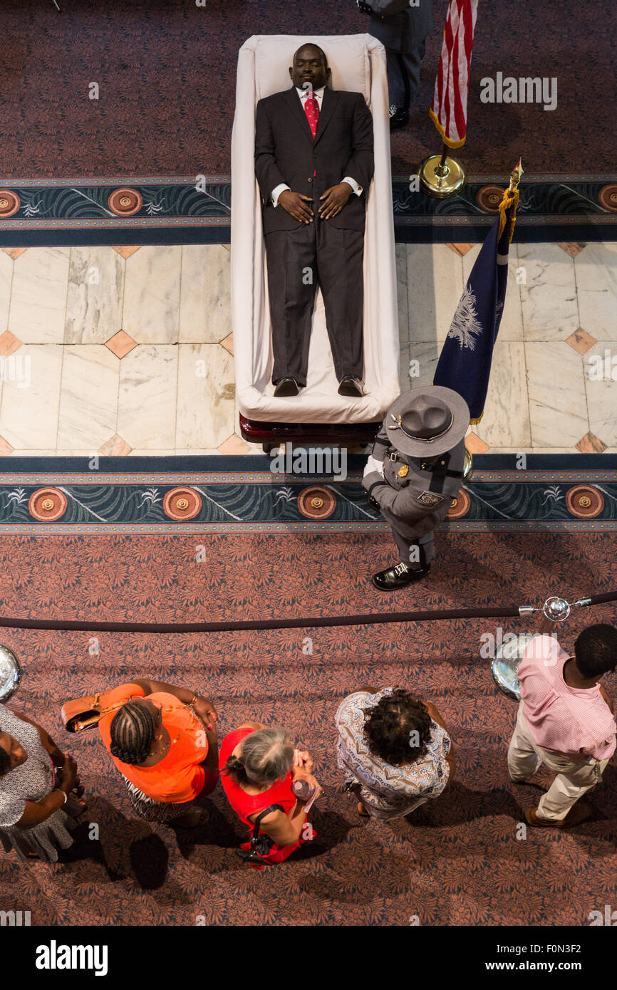 Mourners pause to view the body of slain State Senator Clementa ...