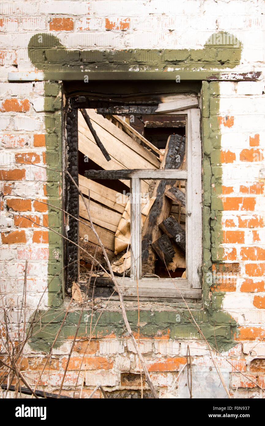 An old brick building with broken windows Stock Photo - Alamy