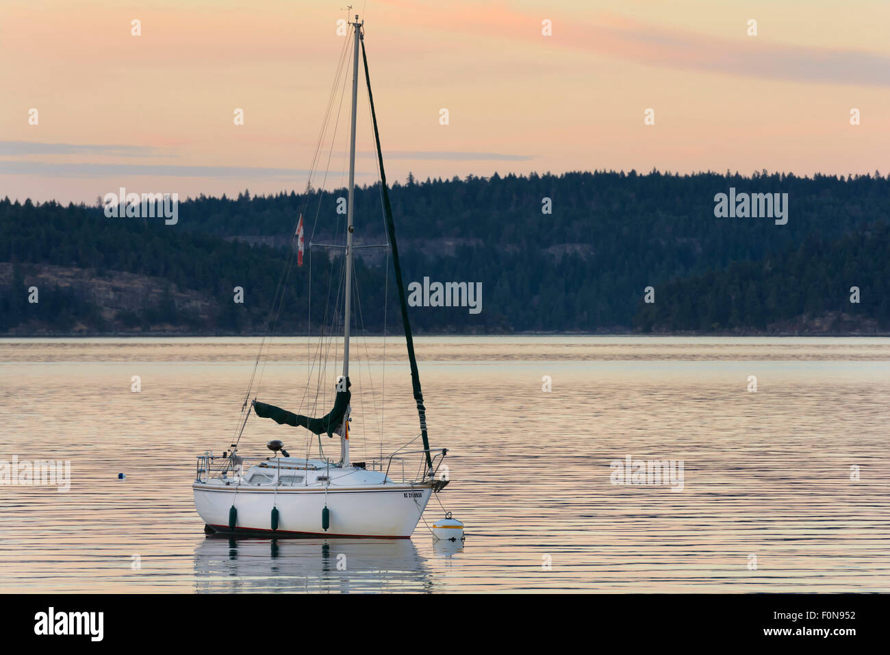 Single mast sail boat hi-res stock photography and images - Alamy