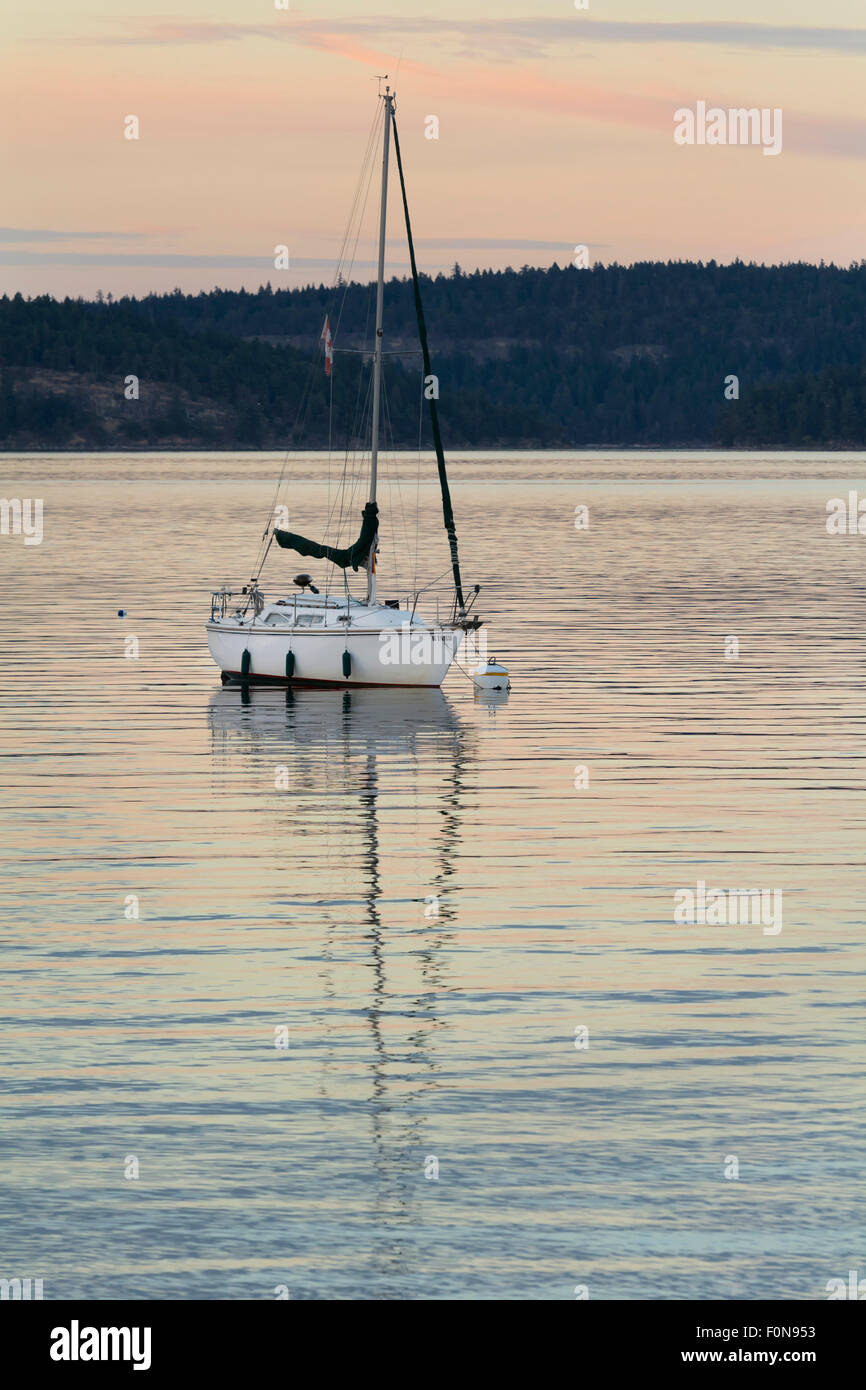 Single mast sail boat hi-res stock photography and images - Alamy